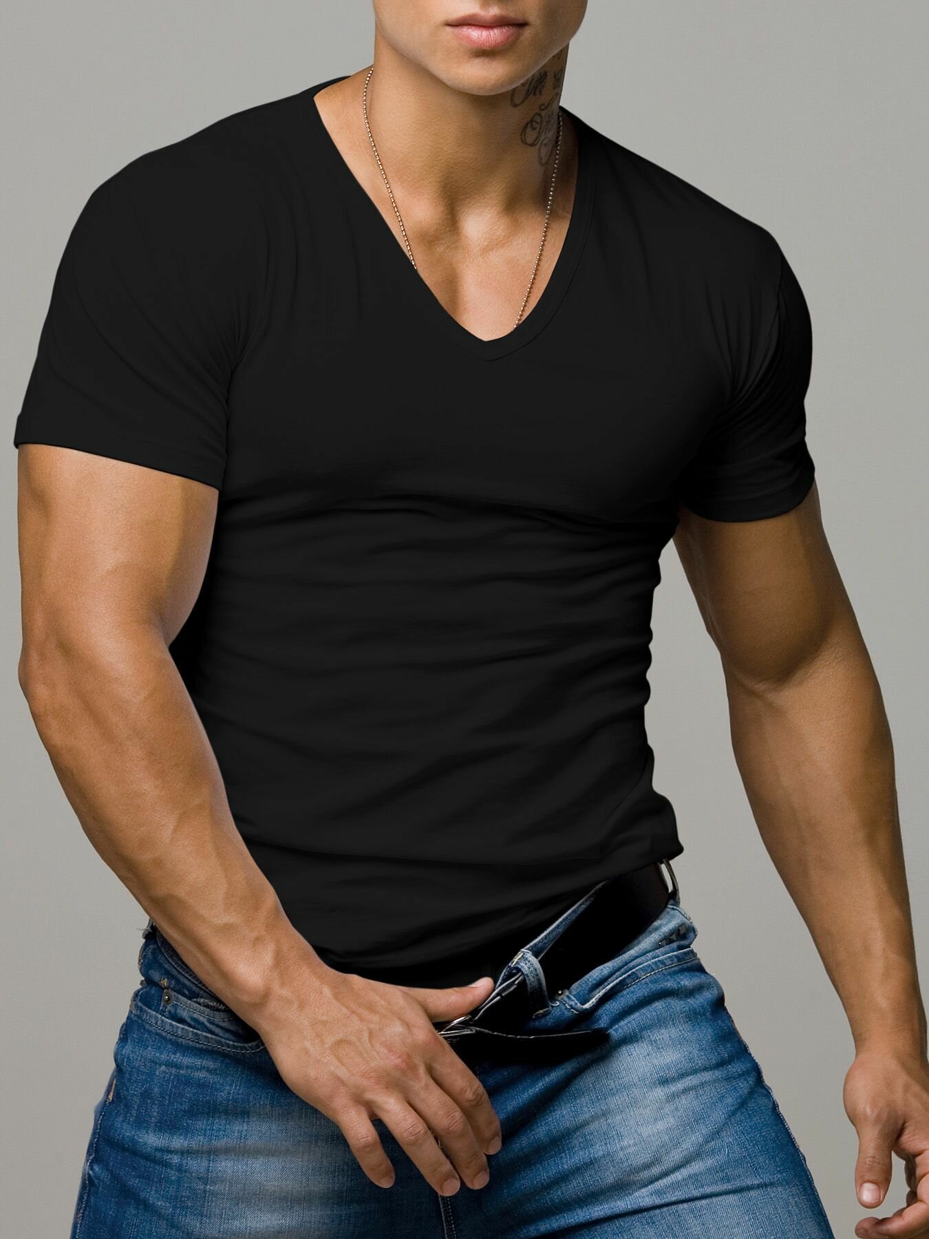 Футболка Мужская футболка с V-образным вырезом и шевроном на рукаве