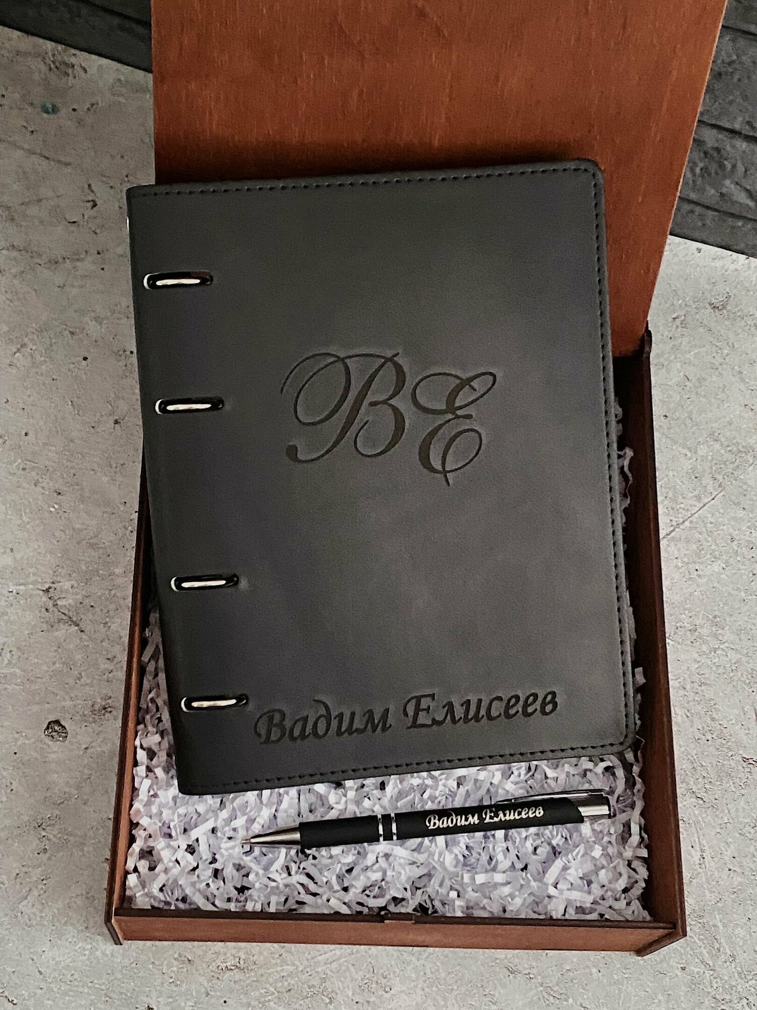 Блокнот, ручка, деревянный бокс. С индивидуальной гравировкой