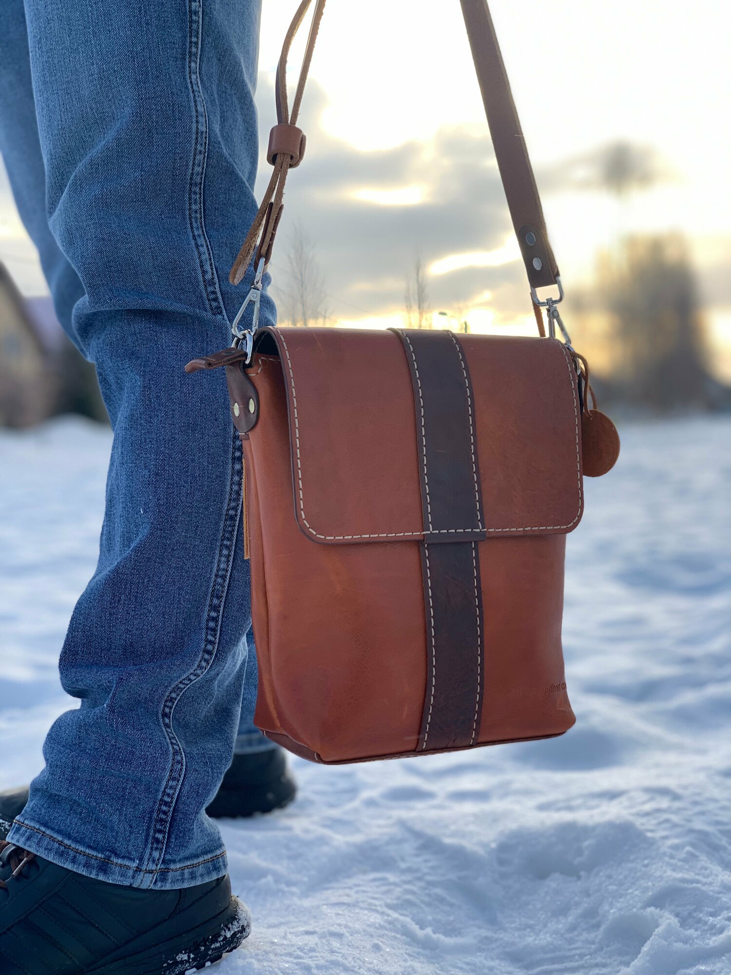 Сумка мессенджер viking leather craft, фактура гладкая, тиснение, рыжий/коричневый — фото 1
