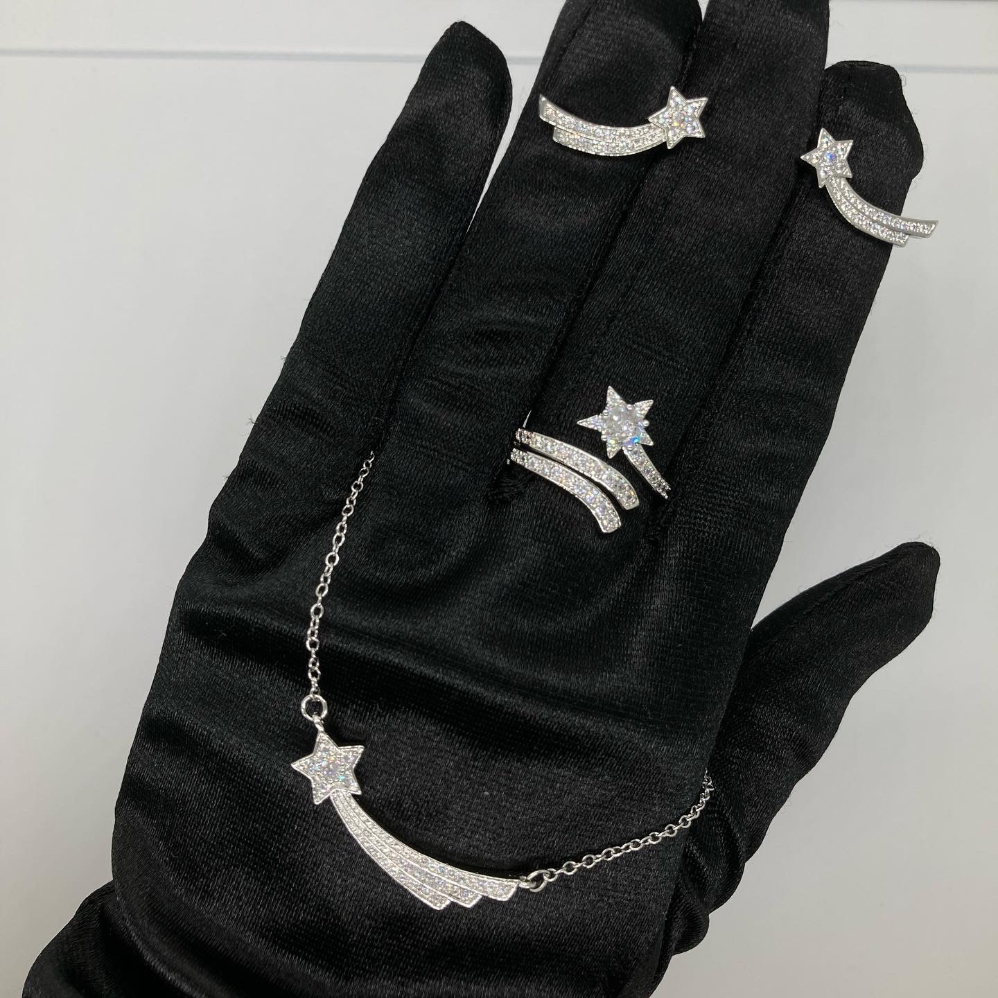 Комплект бижутерии: серьги, кольцо, колье, циркон