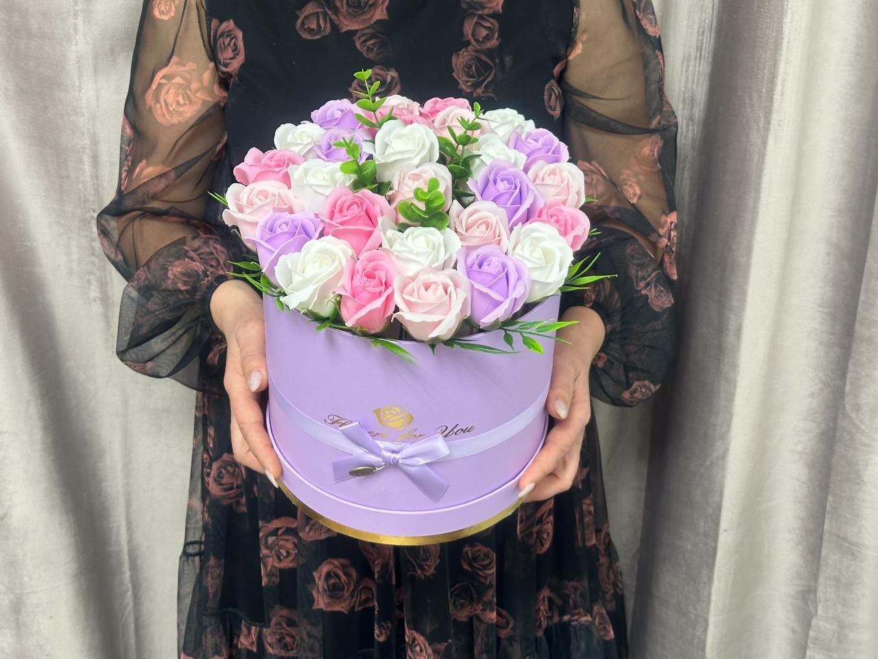 Букет из 27 ароматных мыльных роз в шляпной коробке для милых и любимых женщин