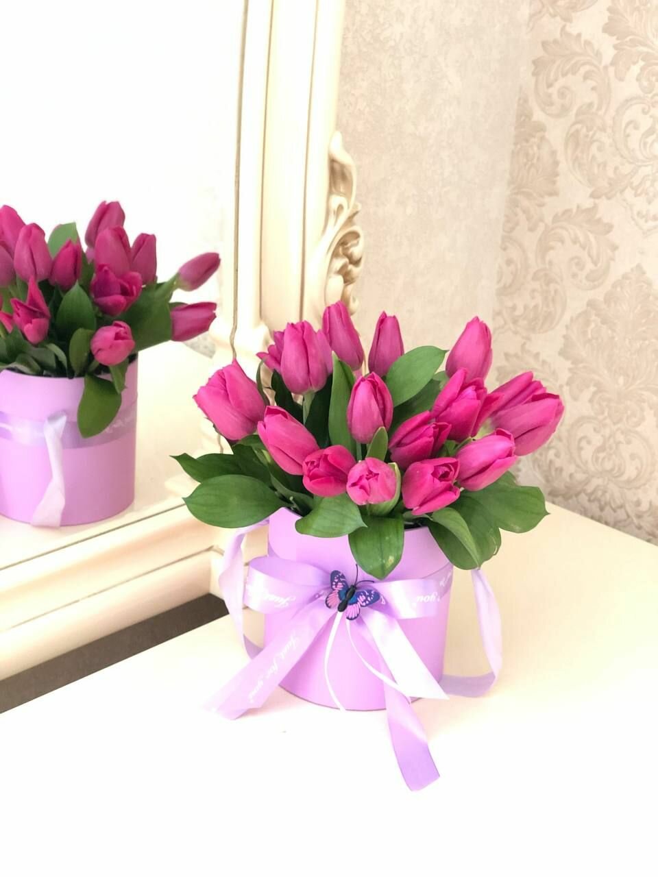 Тюльпаны в коробке / Цветы / Букет женщине