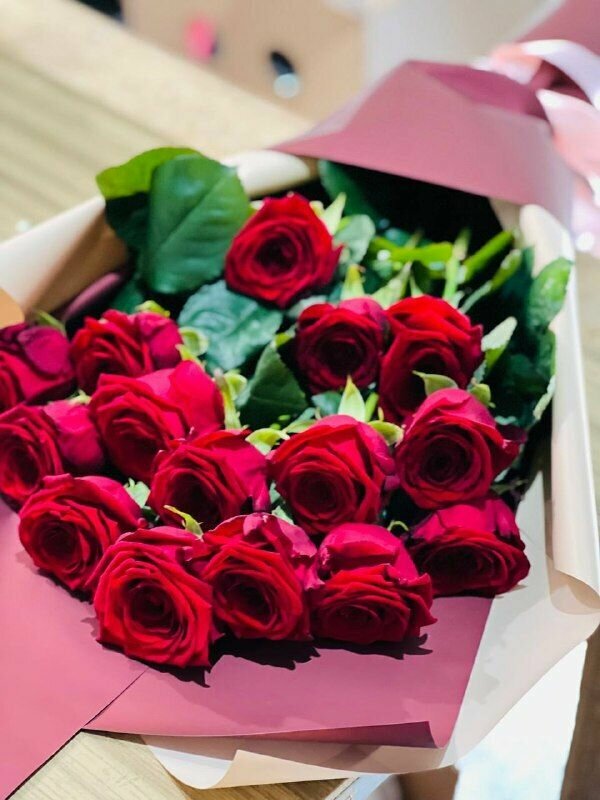 Розы красные 15шт
