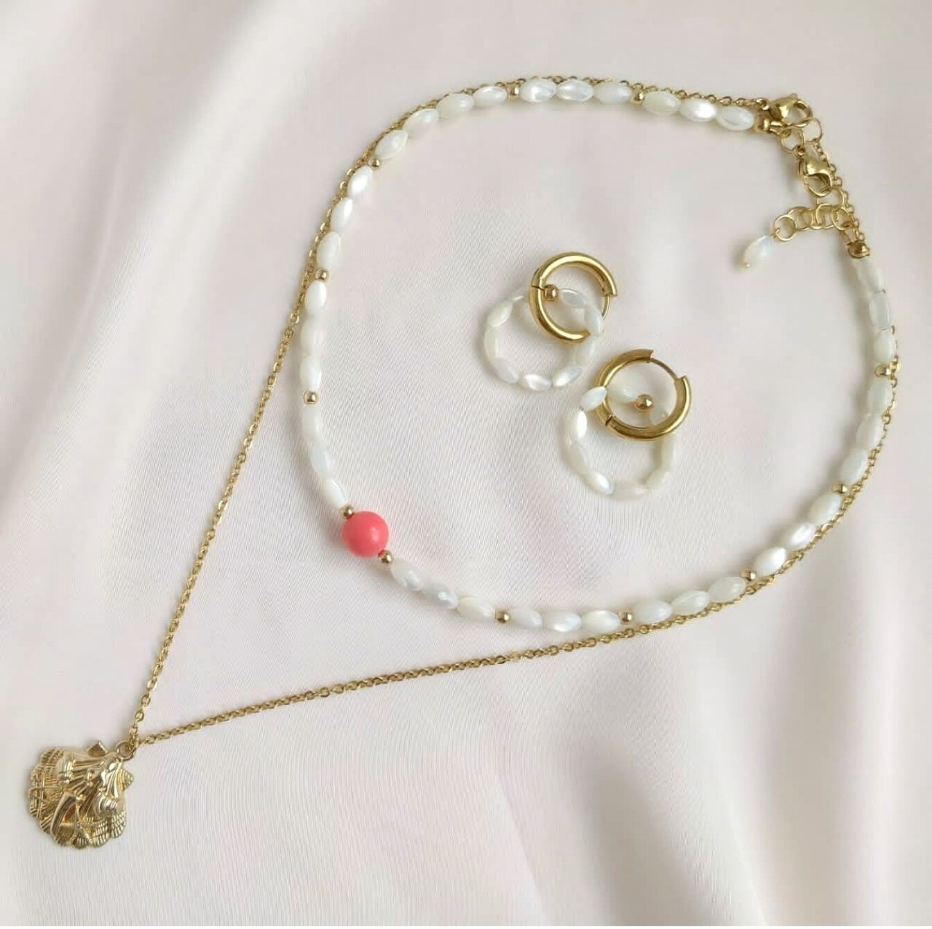 Комплект бижутерии: чокер, подвеска, серьги, коралл, перламутр