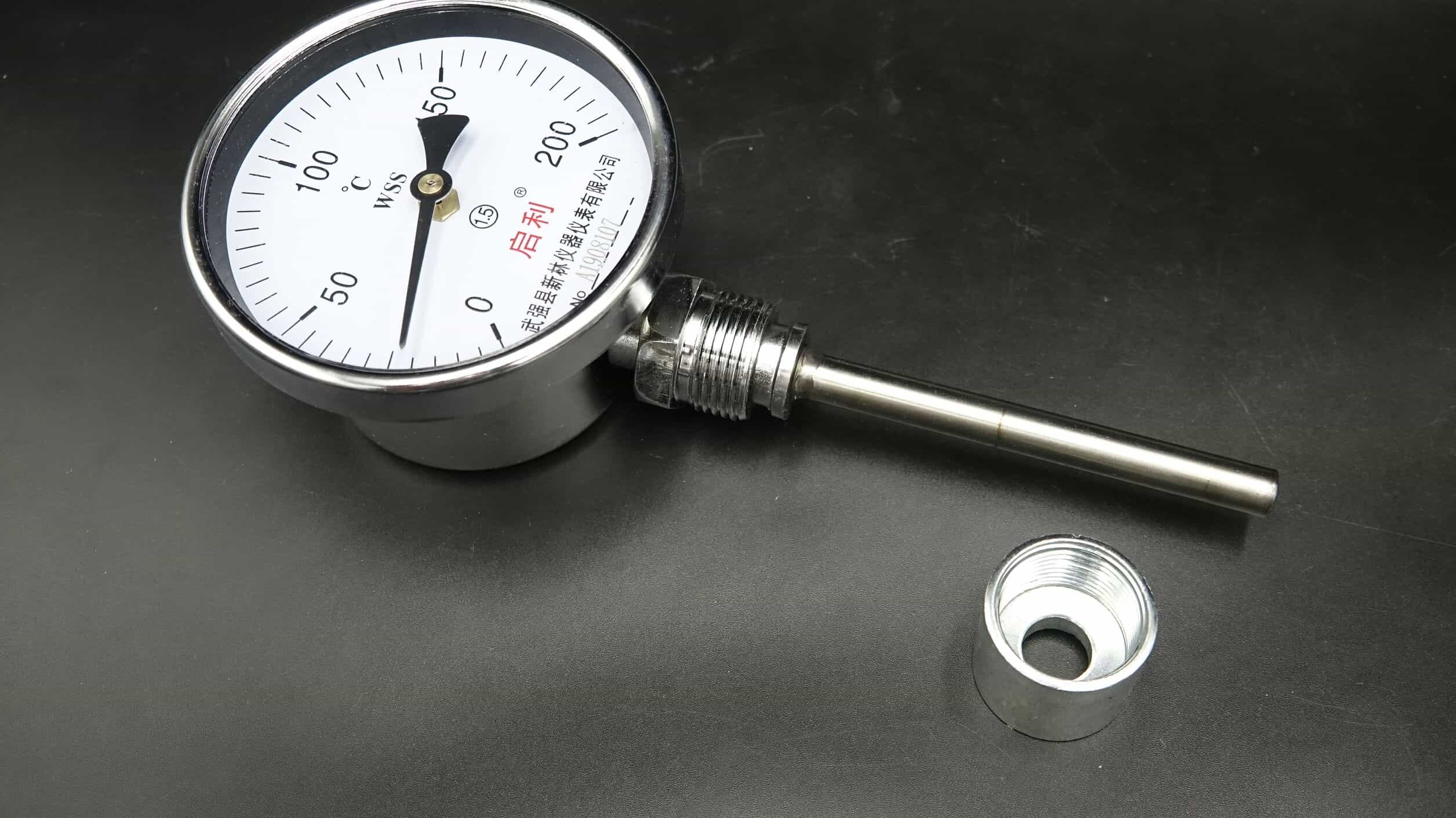 Биметаллический термометр 200°C+ резьбовая муфта вварная, датчик 100 мм