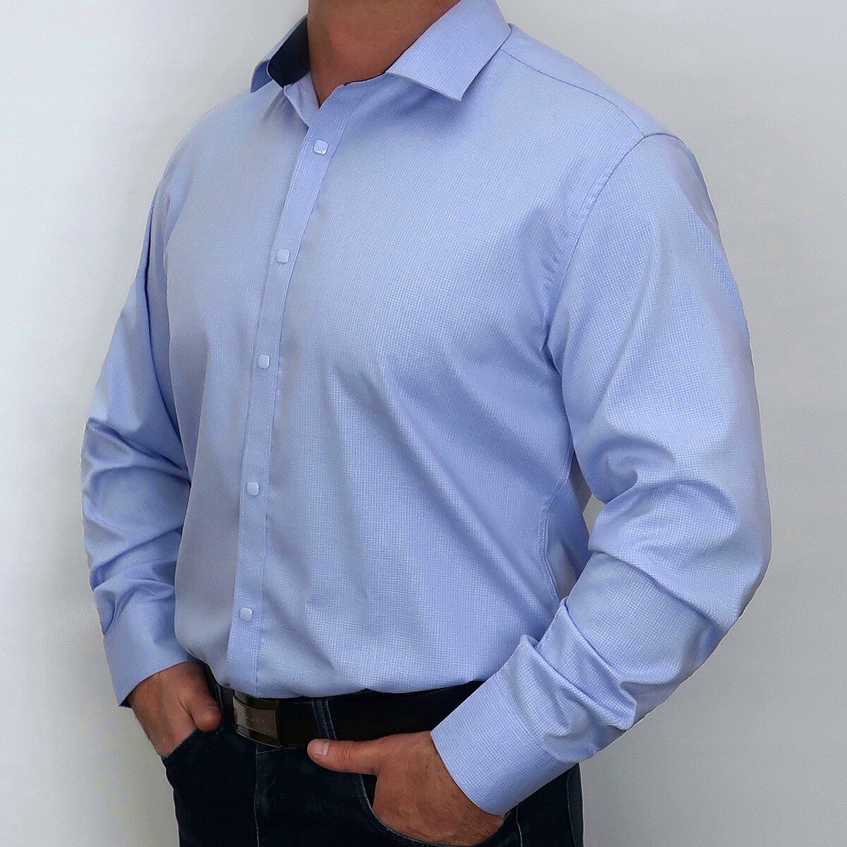 Рубашка Рубашка мужская с длинным рукавом, приталенная, светлая сорочка, на кнопках, рубаха на любой сезон, стильный фасон одежды, голубая, мелкая клетка, без карманов, с отделкой
