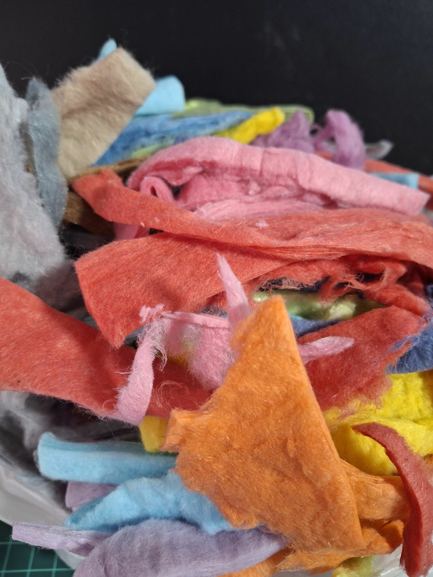 Обрезь, лоскуты, льняная окрашенная вата, упаковка - 100 г, лен 100%, для изготовления ватных игрушек