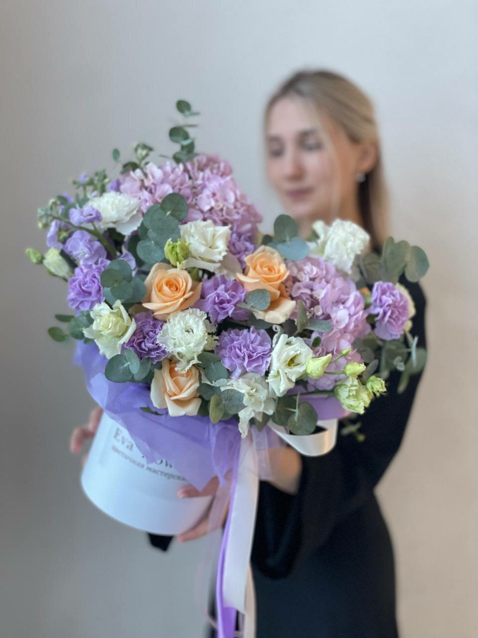 Сиреневый букет Eva Flowers в шляпной коробке, 21 цветок, высота 40см