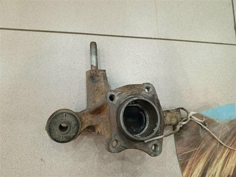 Кулак поворотный задний правый от Toyota Corolla Spacio E110 1997-2001