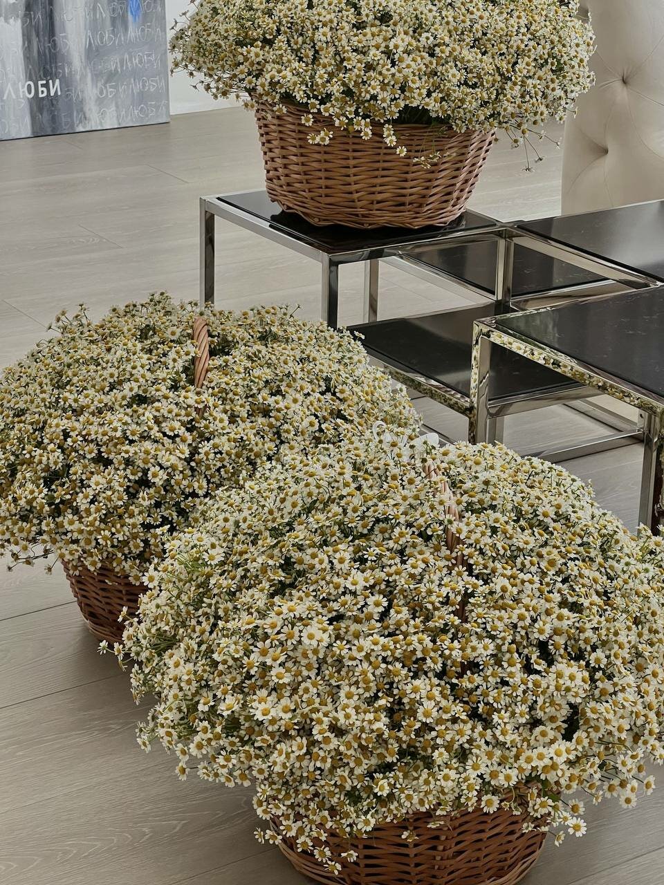 Корзинка живых цветов "Ромашки" NURA FLOWERS, композиция в корзине, флористическая сборка, 151 шт, высота 50 см