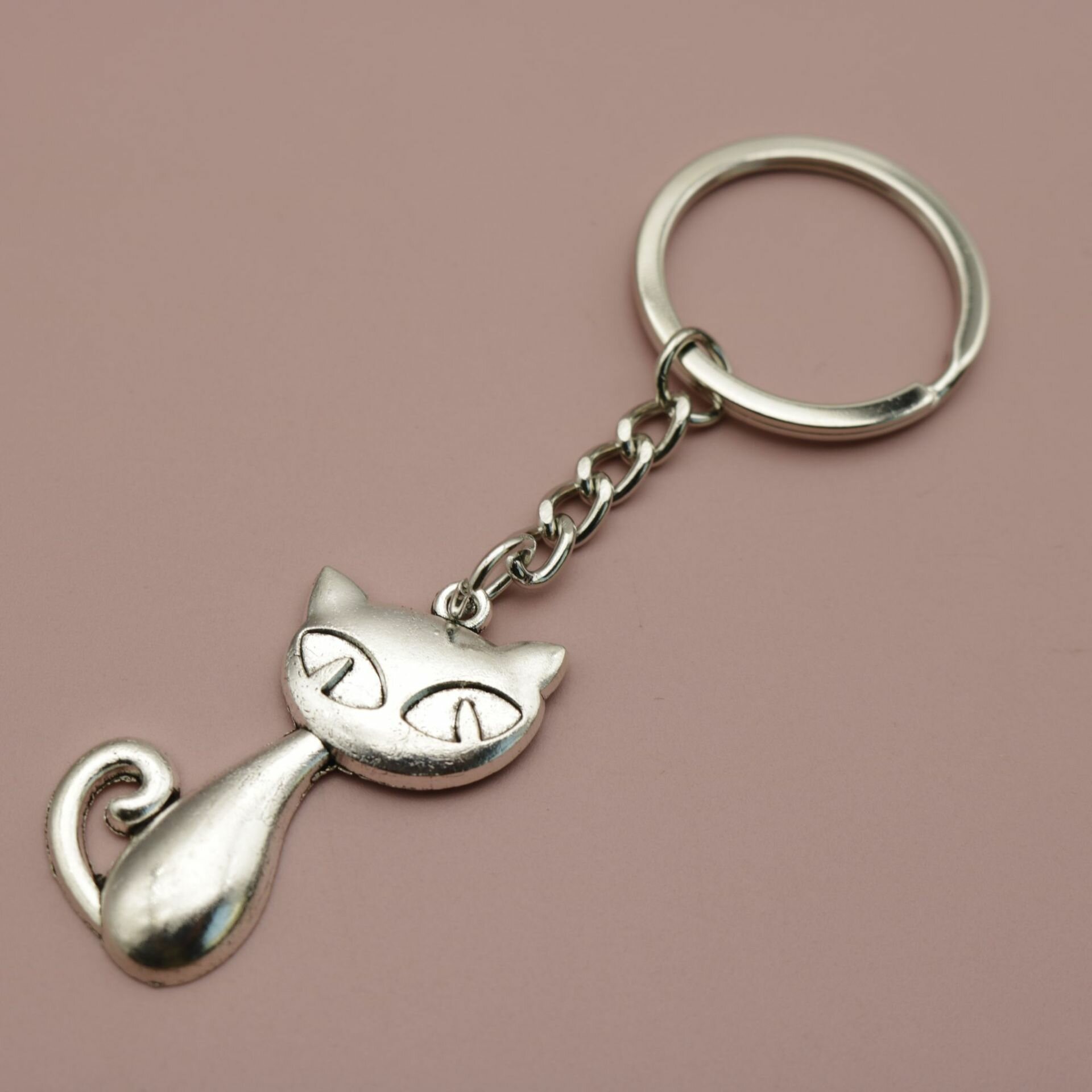 Брелок-кулон "Взрывоопасная кошка", серебристый