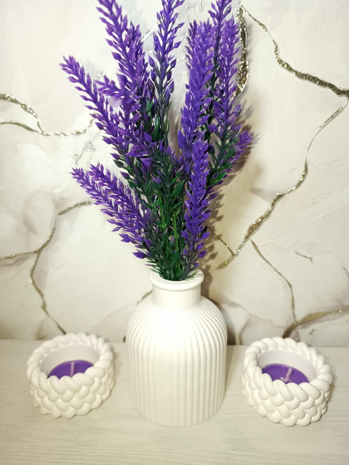 Набор ручной работы для интерьера: ваза с лавандой и два подсвечника и две свечи с ароматом лаванды