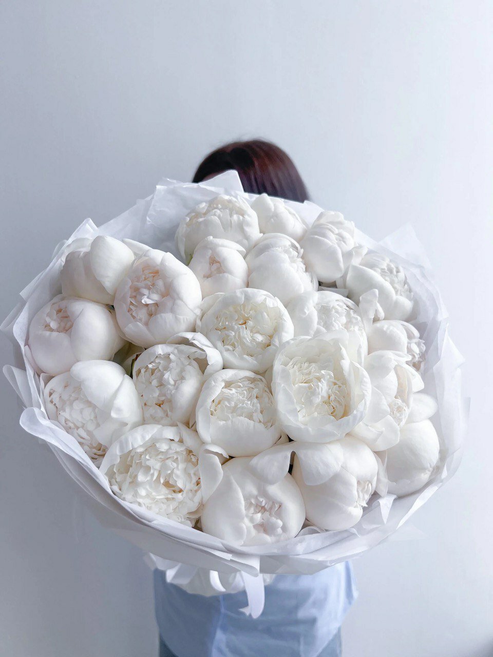 Красивый букет из ароматных нежных ванильных пионов 21 шт. с экспресс доставкой