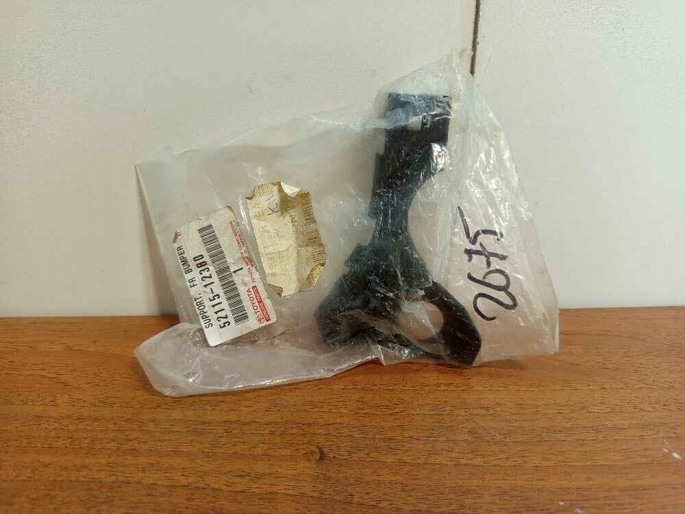 Крепление переднего бампера правое. Toyota Corolla 5211512380