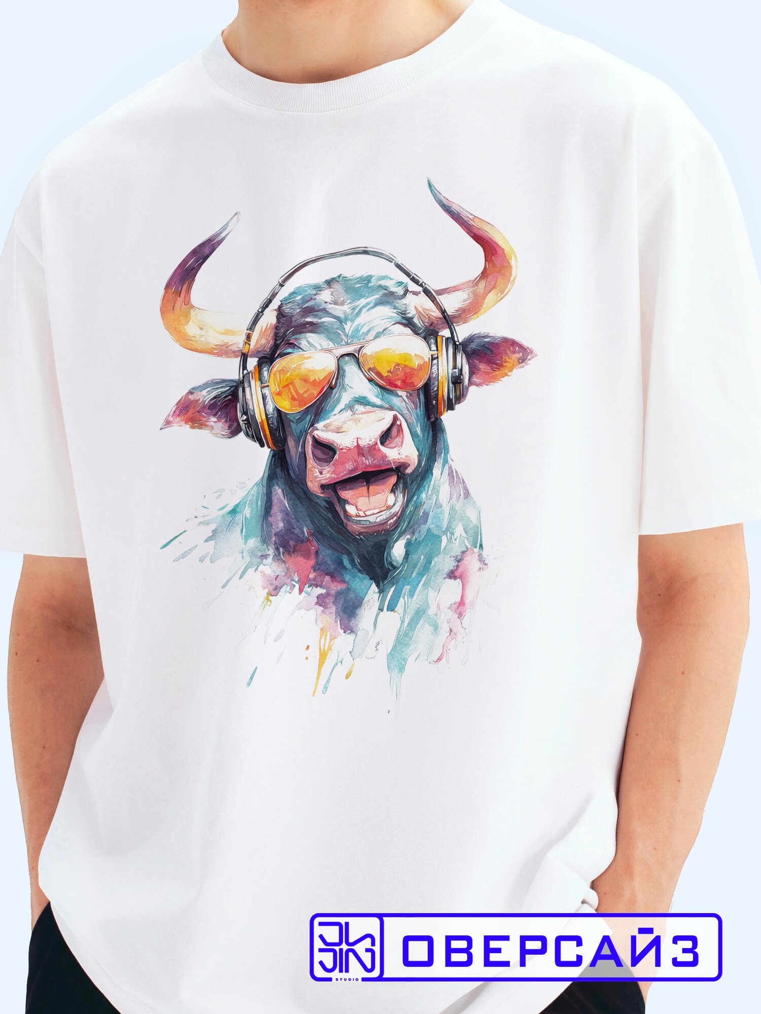 Футболка оверсайз мужская с принтом Бык бирюзовый, разноцветный в крутых модных наушниках и ярких очках, белый хлопковый трикотаж с прикольным рисунком на груди
