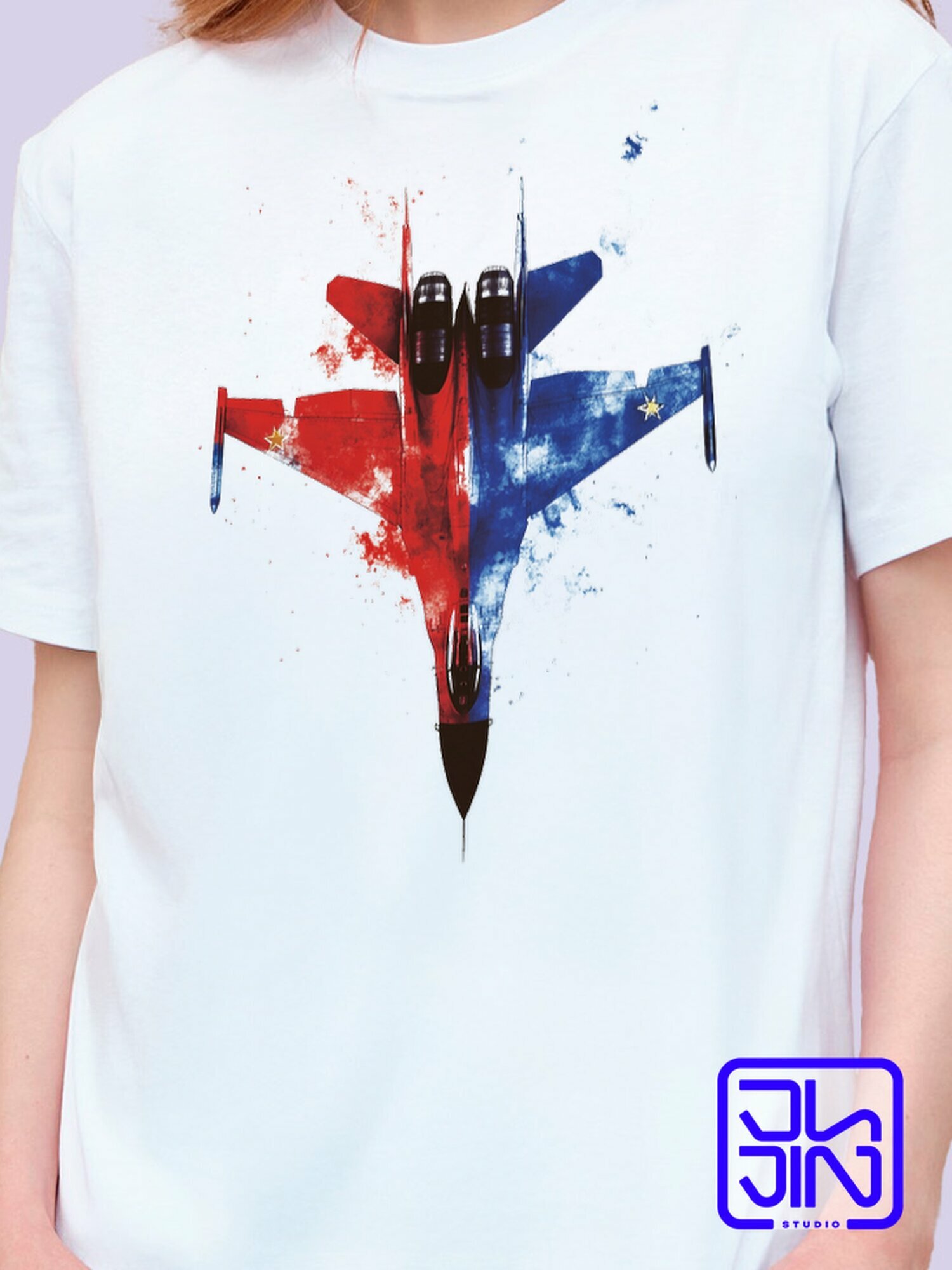 Футболка классическая женская с авторским принтом Белый камуфляжный принт с самолетом истребителем, красной звездой, белый хлопковый трикотаж с прикольным рисунком на груди