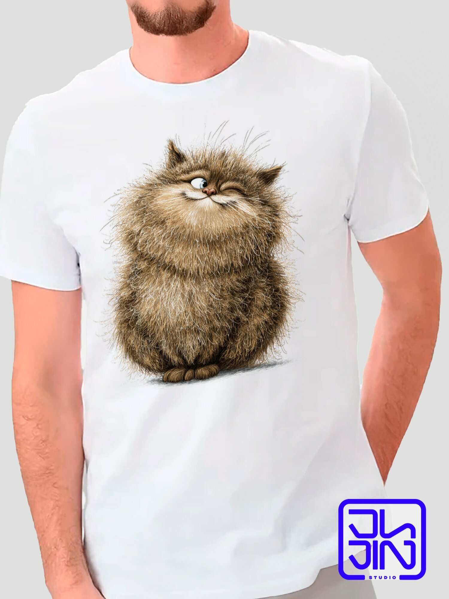 Футболка классическая мужская с авторским принтом Смешная веселая кошка белая, бежевая и коричневая с пушистой шерстью, белый хлопковый трикотаж с прикольным рисунком на груди