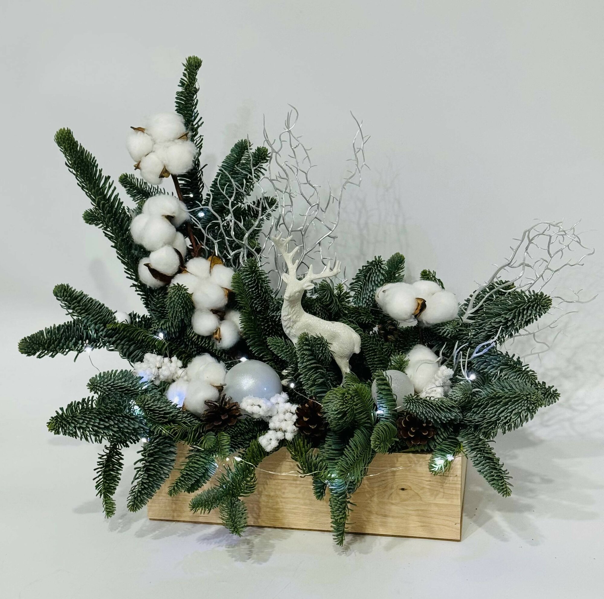 Рождественская композиция на стол из веток натурального нобилиса и хлопка в деревянном ящике с сувениром олень, декор на новый год