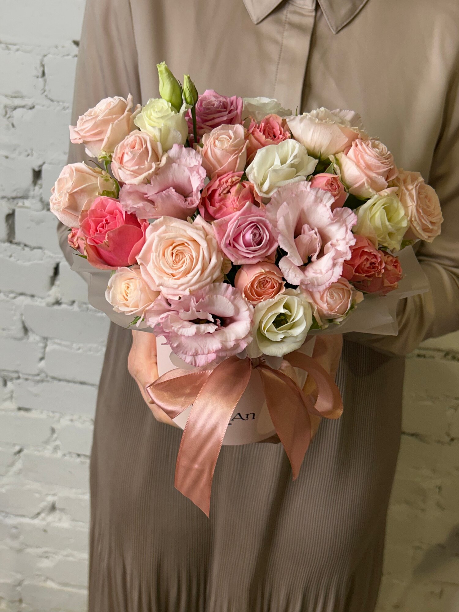 Коробка свежесрезанных цветов из пионовидных роз, кустовых роз и эустомы 151