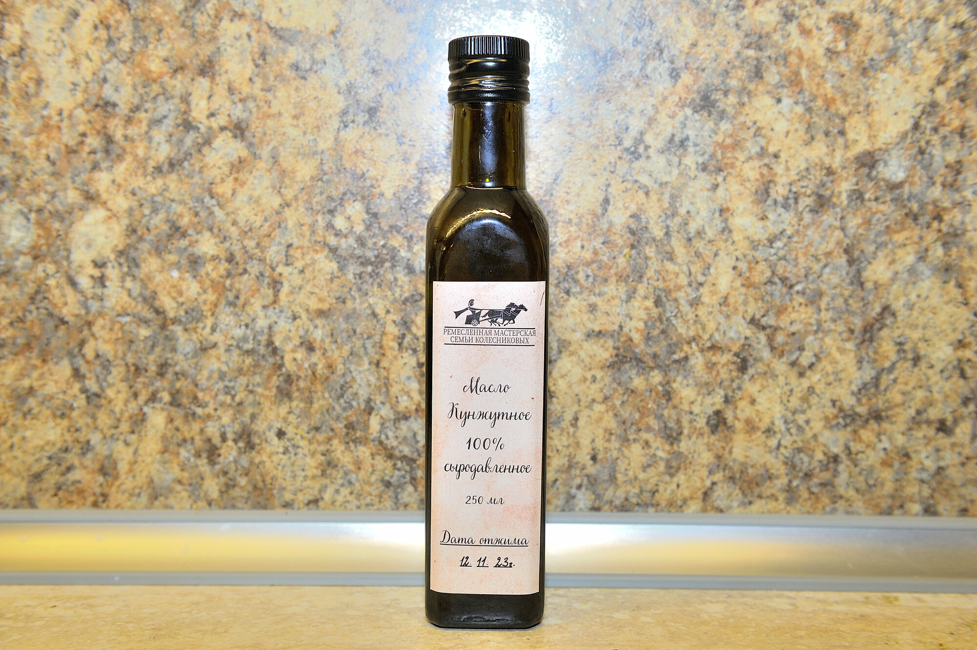 Настоящее сыродавленное масло холодного отжима из семян натурального кунжута. Кунжутное масло. Ремесленная мастерская семьи Колесниковых