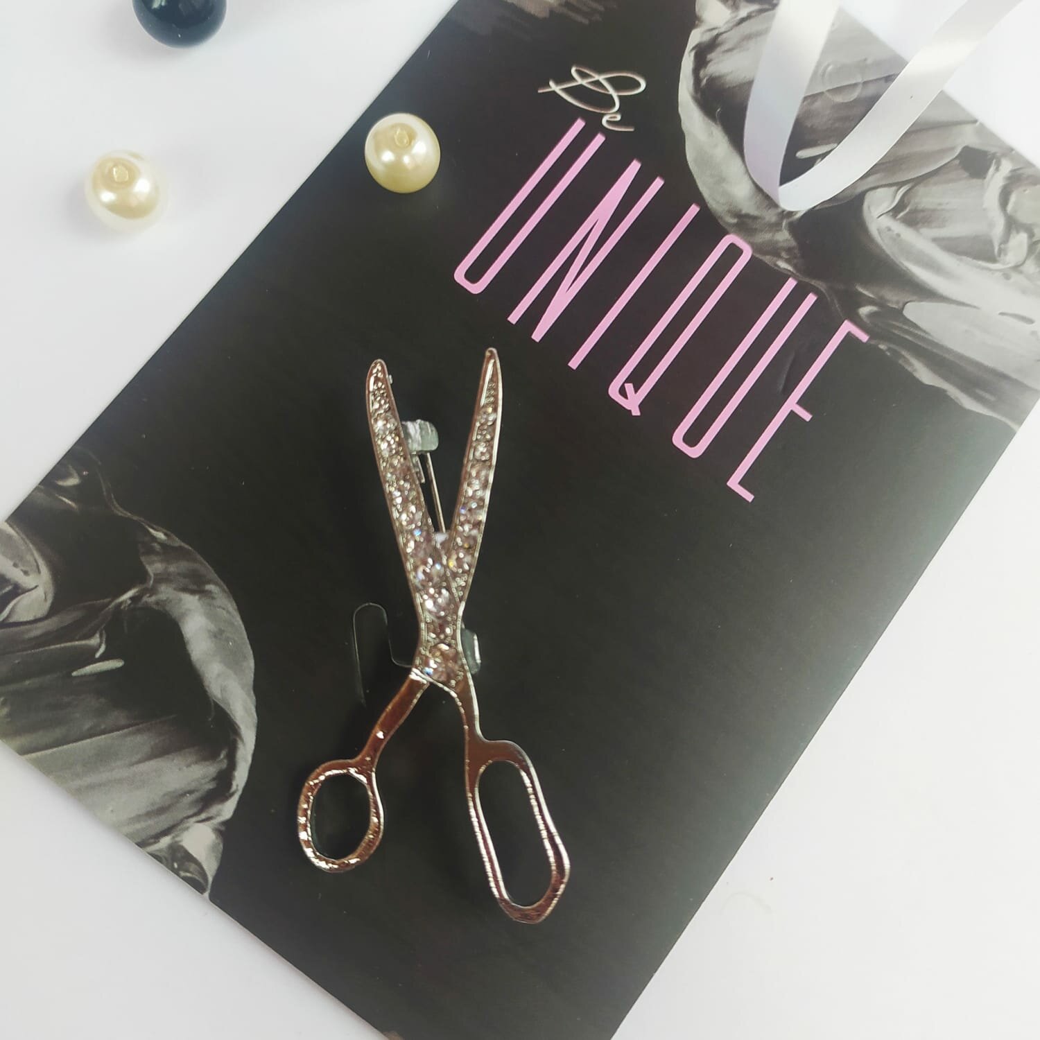 Брошь, стразы