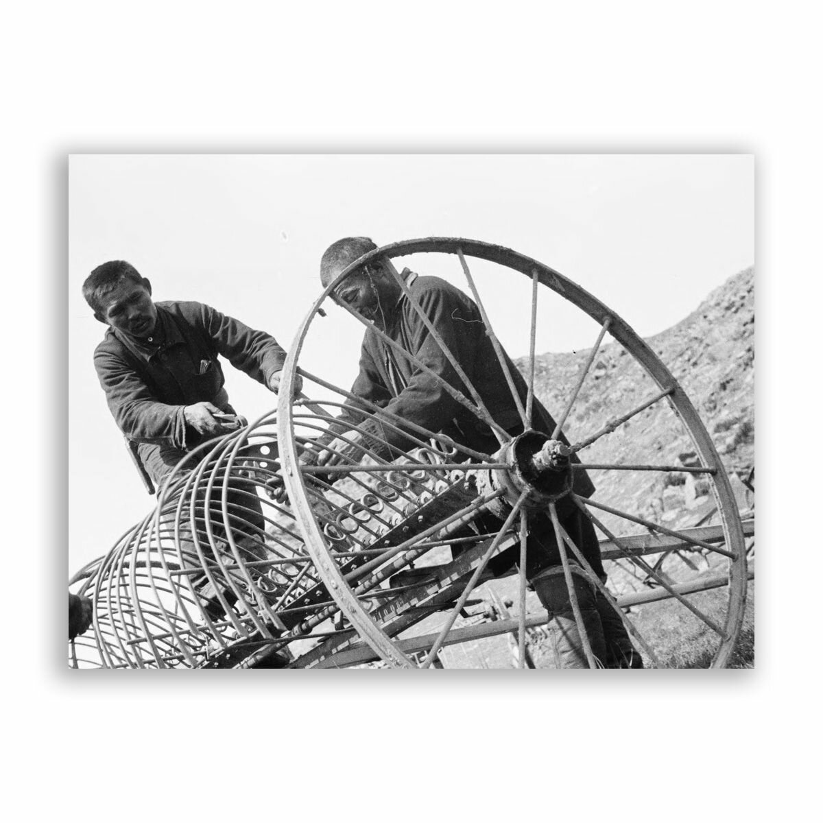 Советский постер, плакат на бумаге / Советские рабочие / Размер 30 x 40 см