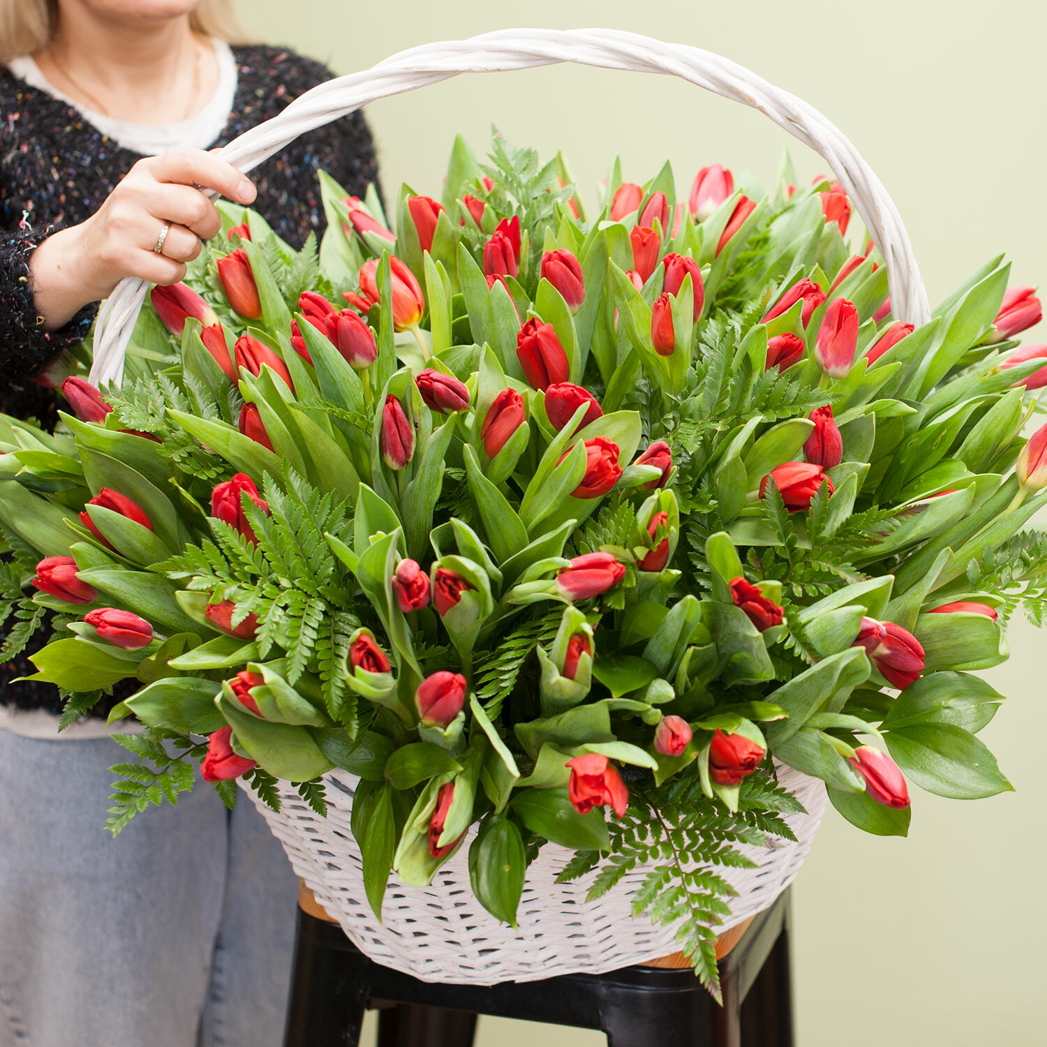 Корзина с красными тюльпанами и зеленью Амапола, тюльпаны, папоротник