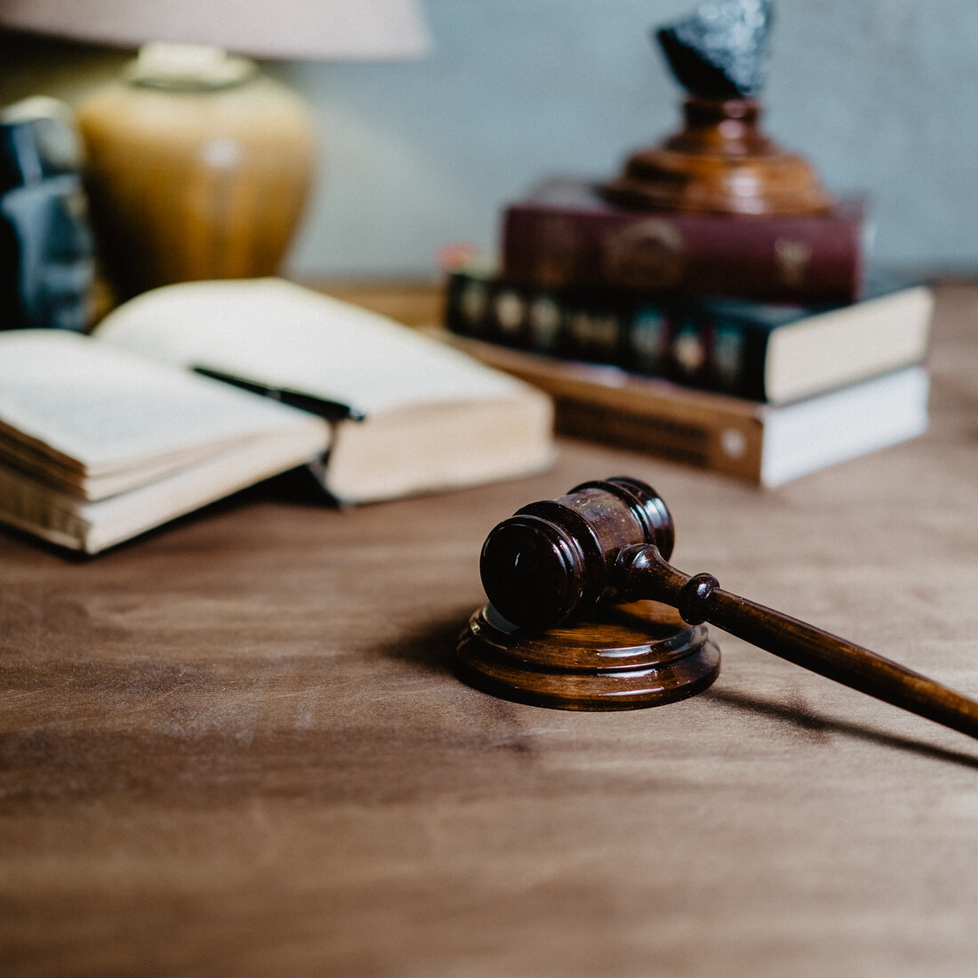 Деревянный аукционный молоток (молоток судьи) из древесины кедра. wg3