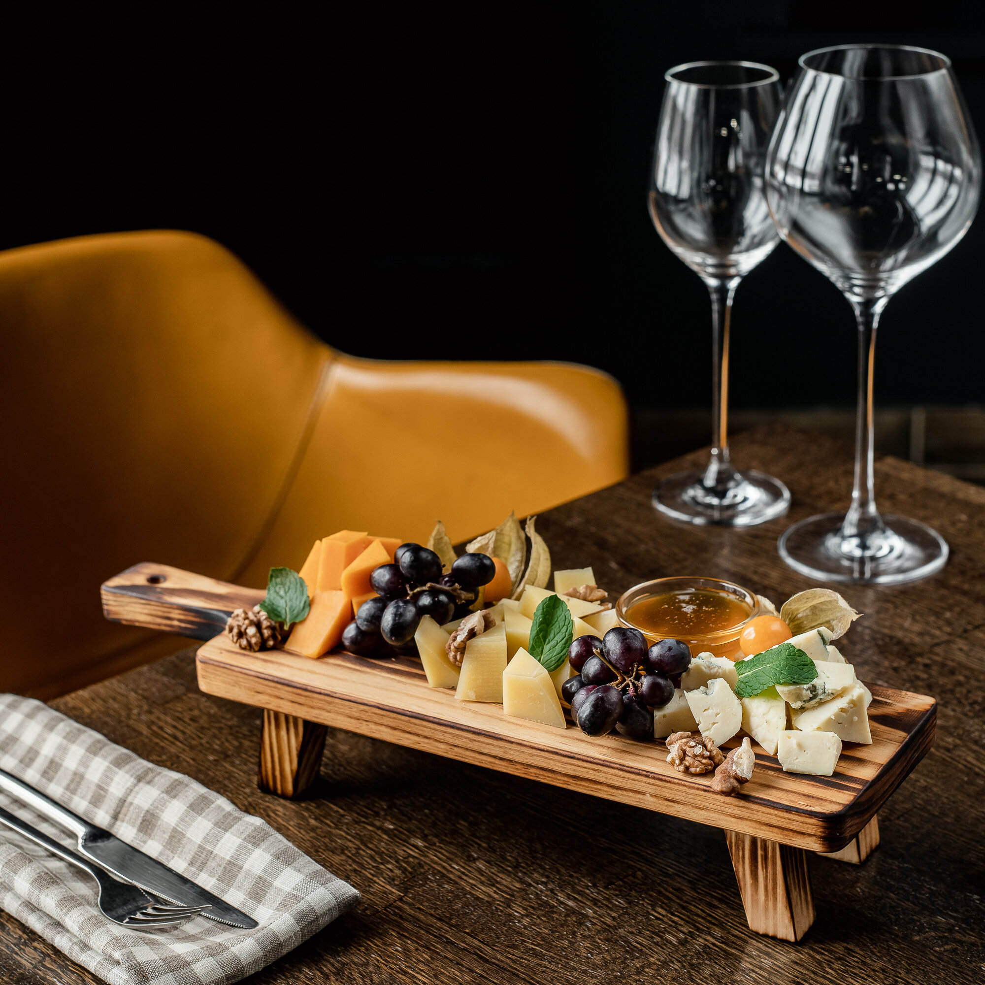 Деревянная сервировочная доска для подачи блюд и закусок из древесины кедра. Art of Siberia. RD7