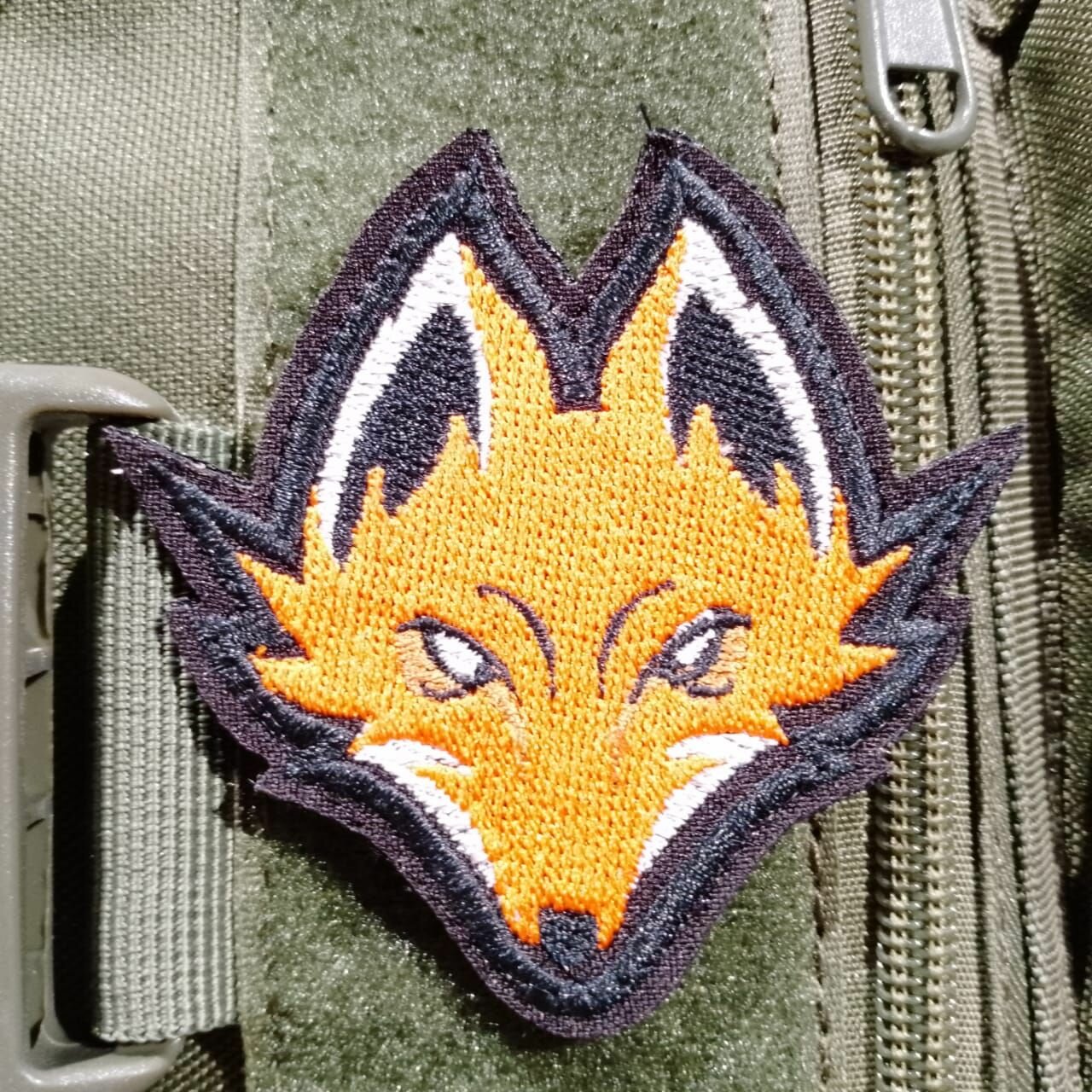 Нашивка-патч Лиса агрессивная вышитая на липучке 7,5х7 черный