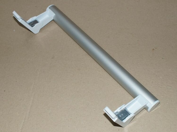 Ручка отжимная (с белыми креплениями) двери холодильника Атлант (730365801500)