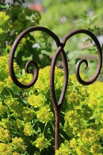 Опора для цветов и растений кованая из металла
