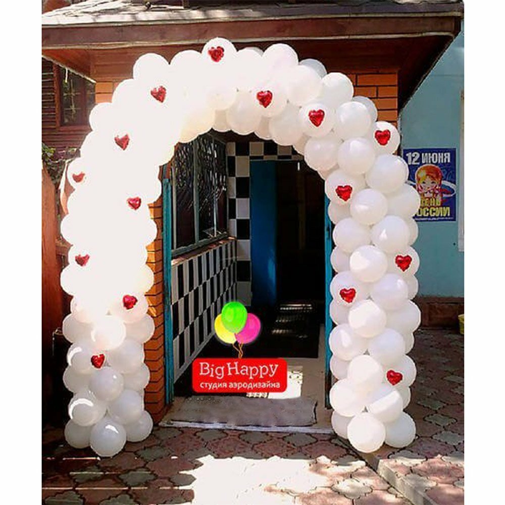 Белая гирлянда из шаров с сердечками
