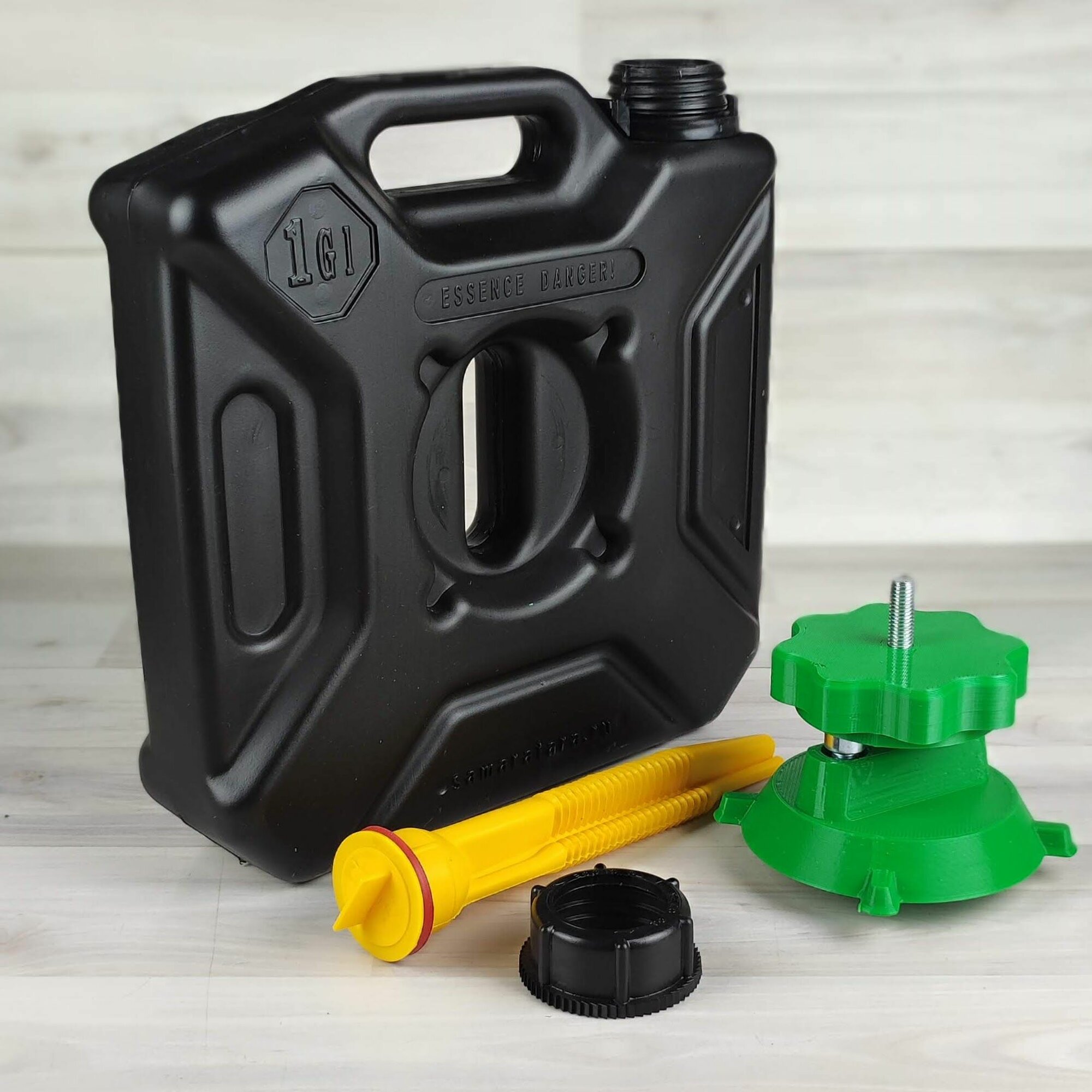 Комплект Канистра Экстрим+ 5 л. с носиком Драйв и креплением для канистры "Экстрим+" черный/зеленый