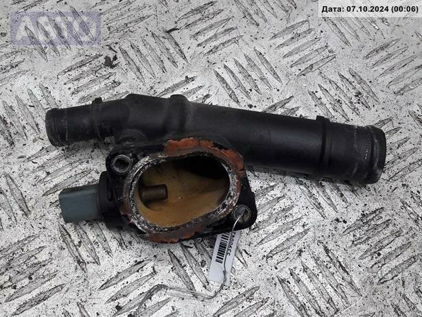 Фланец (тройник) системы охлаждения Volkswagen Golf-5