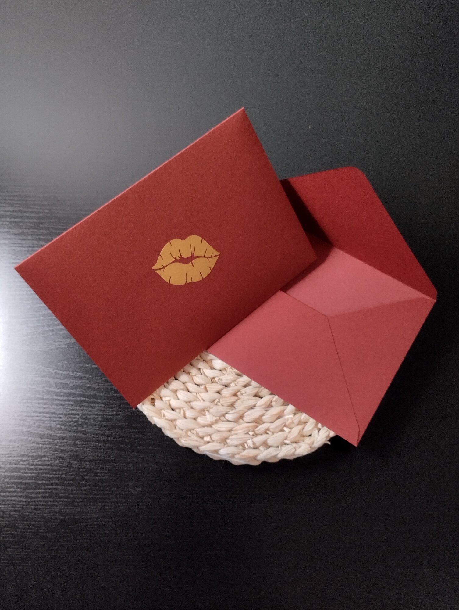 Дизайнерский конверт "Поцелуй" благородного бордового цвета, формат С6 (114 х 162 мм), ручная работа