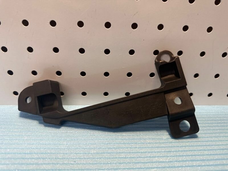 Кронштейн крепления фары правый для грузовиков MAN TGS TGX (МАН ТГС ТГХ)