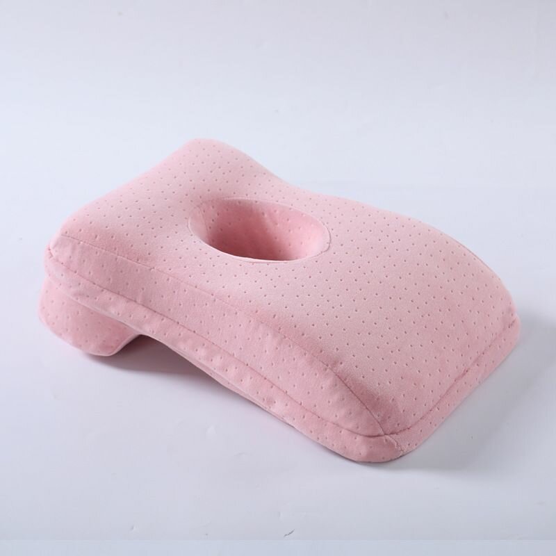 В кабинете в кабинете, в обеденном перерыве, артефакт спит на столе, студент-хлопок спит на подушке