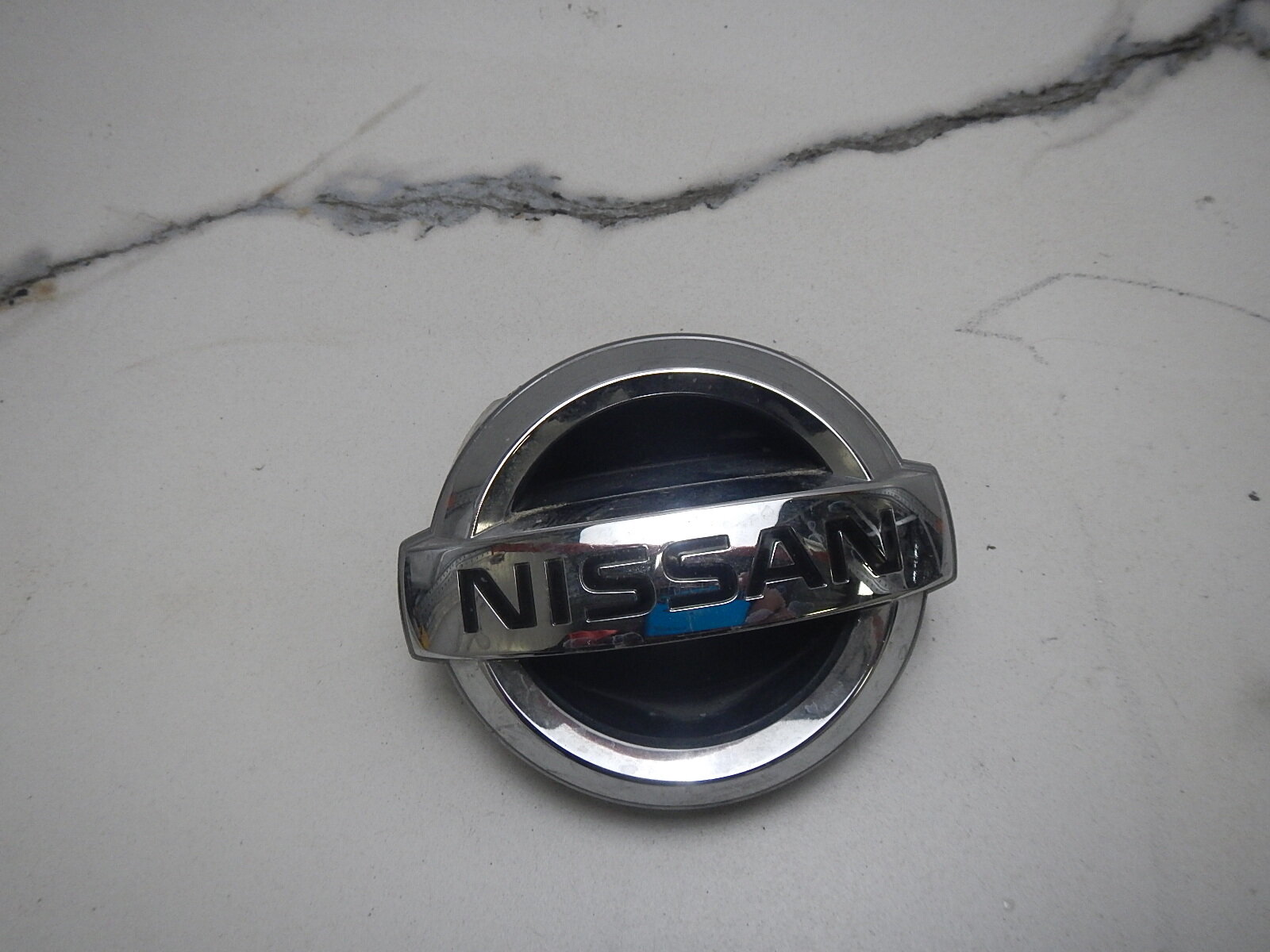 Б/У Эмблема, Nissan (Ниссан)-SKYLINE (01-) NISSAN SKYLINE (01-) Царапины. 630618 NISSAN арт. 62890JK00A