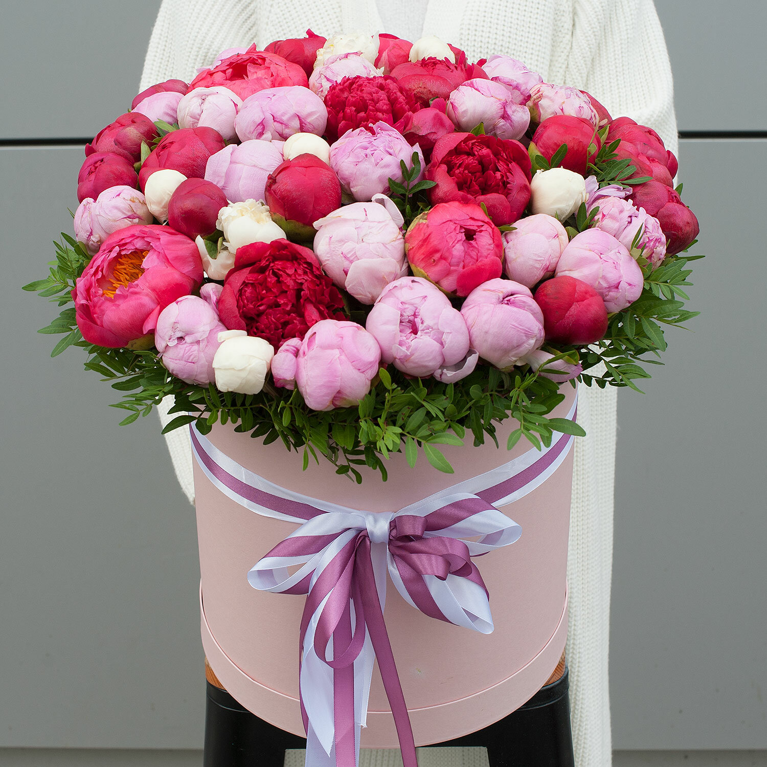 Коробка с пионами Charlotte "Королевские Цветы", 51 цветок, коробка, высота 50 см