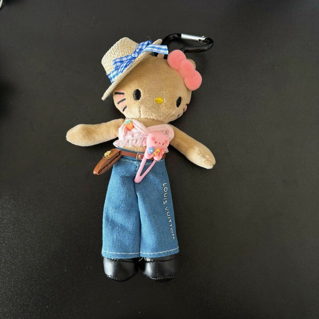 Брелок кошка из плюша с сменной одеждой для рюкзака и сумки стиль 1