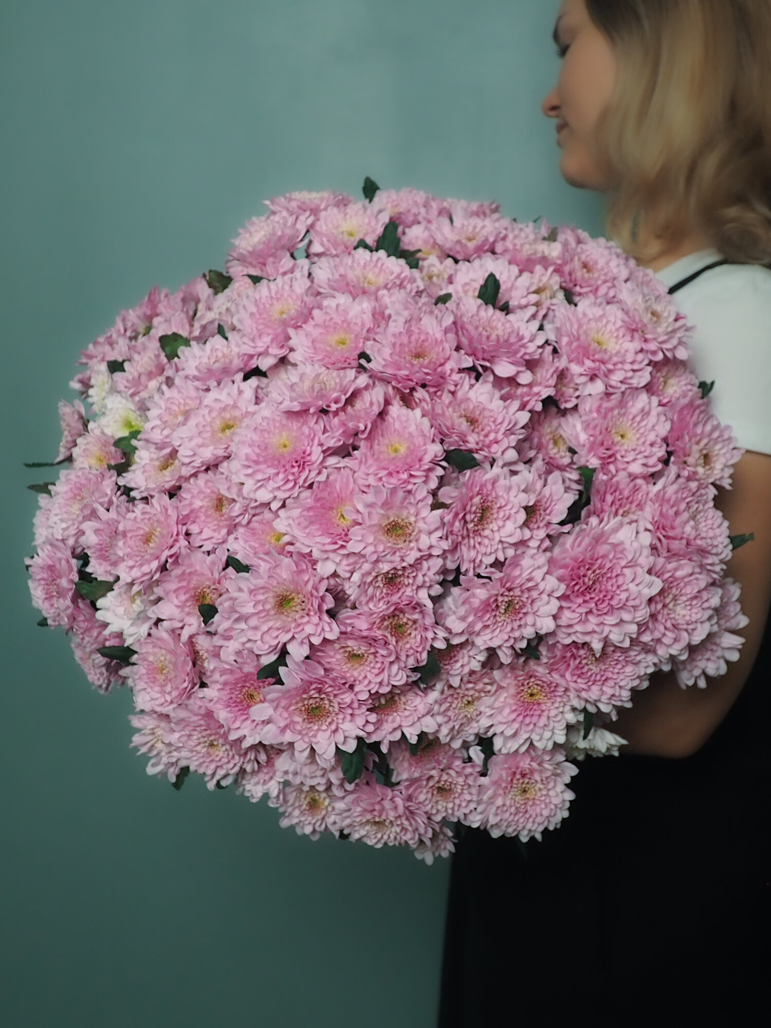 Сиреневое очарование — нежный букет живых цветов из кустовых хризантем