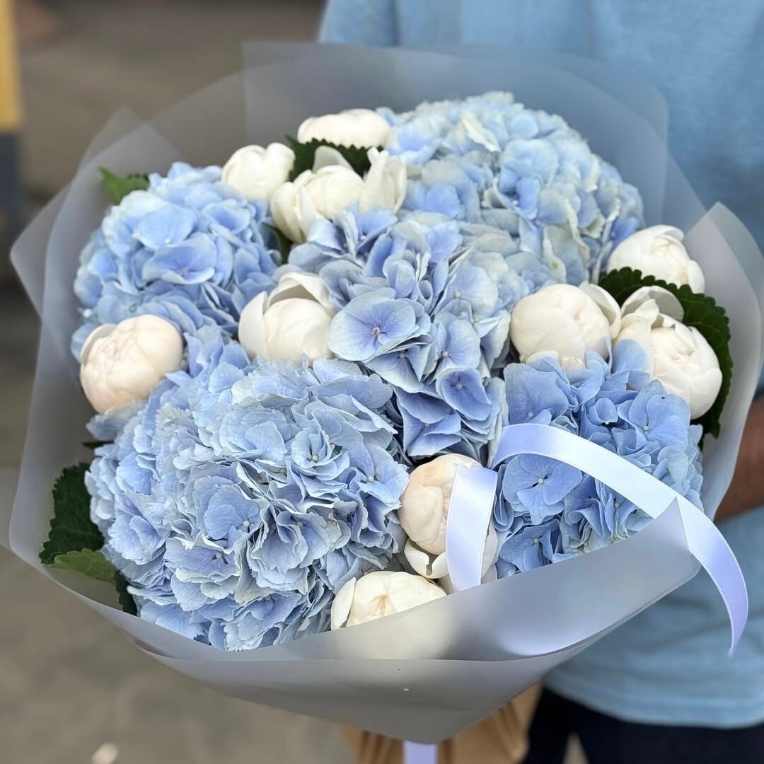 Букет из голубых гортензий и белых пионов, красивый букет цветов, шикарный, премиум цветы, премиум букет