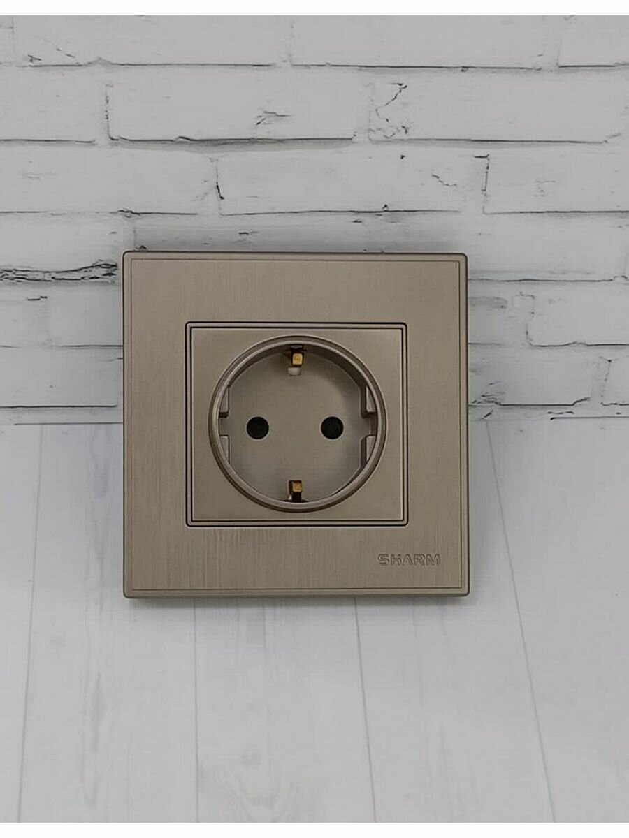 Розетка одноместная коричневая 538