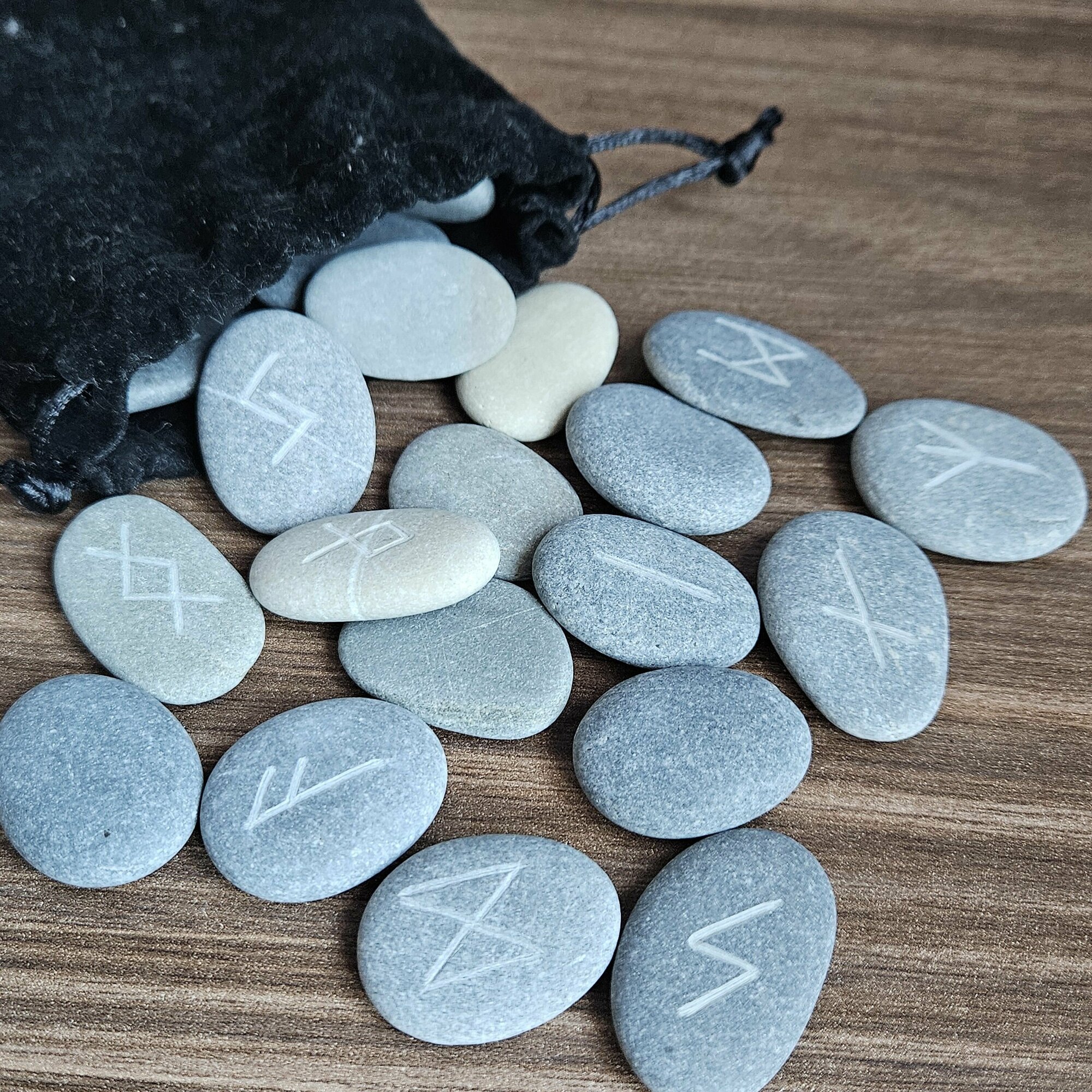 Руны из камня