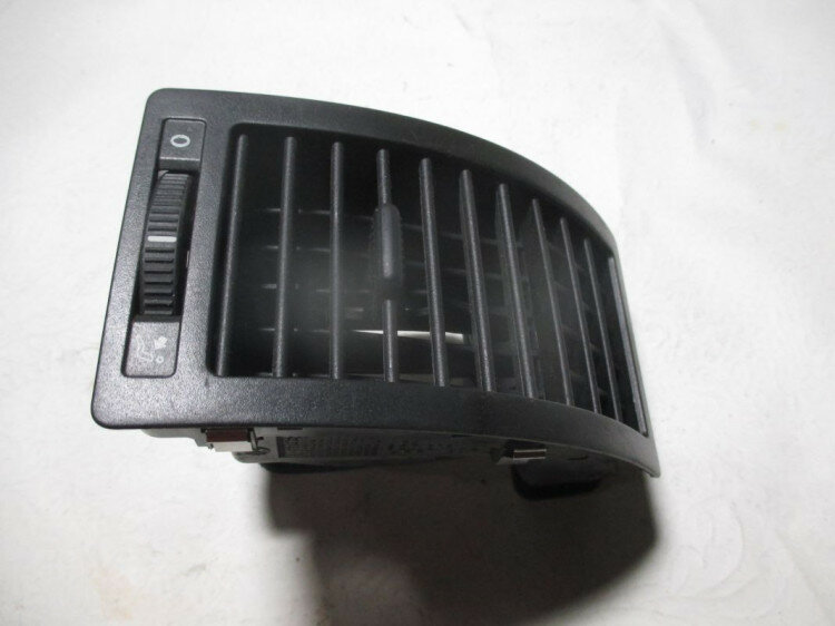 Дефлектор воздушный правый 6Q0819704 R центральной консоли Фольксваген Поло Хэтчбек 01-09г