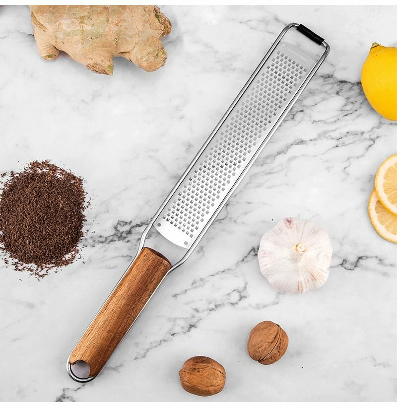 Длинная мелкая терка с деревянной ручкой для цедры, овощей, сыра, шоколада, имбиря, чеснока, орехов / Маленькая терка универсальная из нержавеющей стали с ручкой