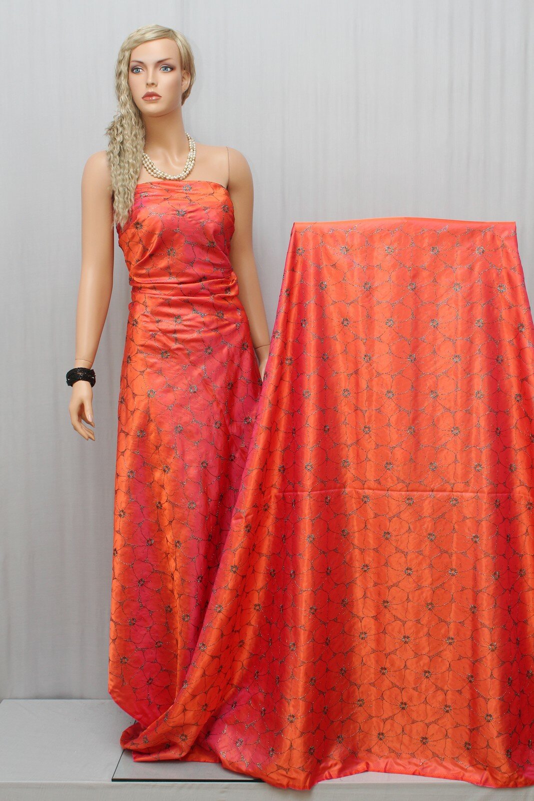 Ткань Вышивка перламутровым люрексом на вискозе шанжан оранжево-кораллового цвета, ш130см, 0,5 м