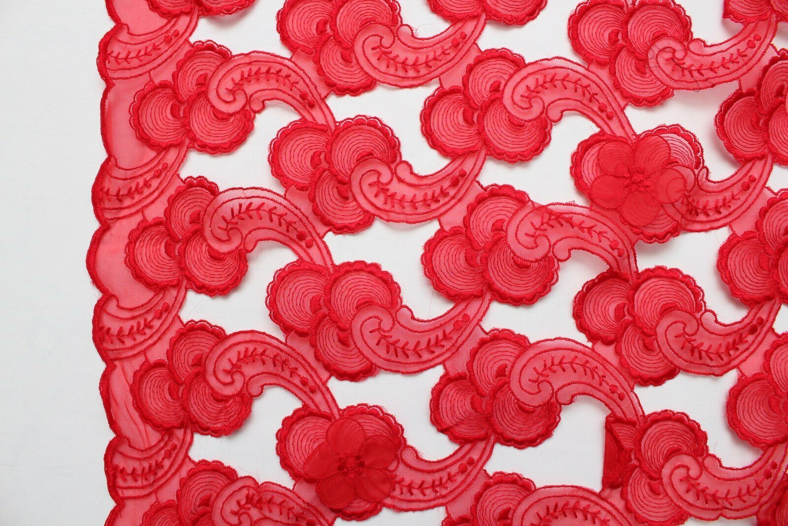 Ткань Вышивка (perfori) хлопком на органзе ярко-красная с фестонами по кромкам, ш134см, 0,5 м