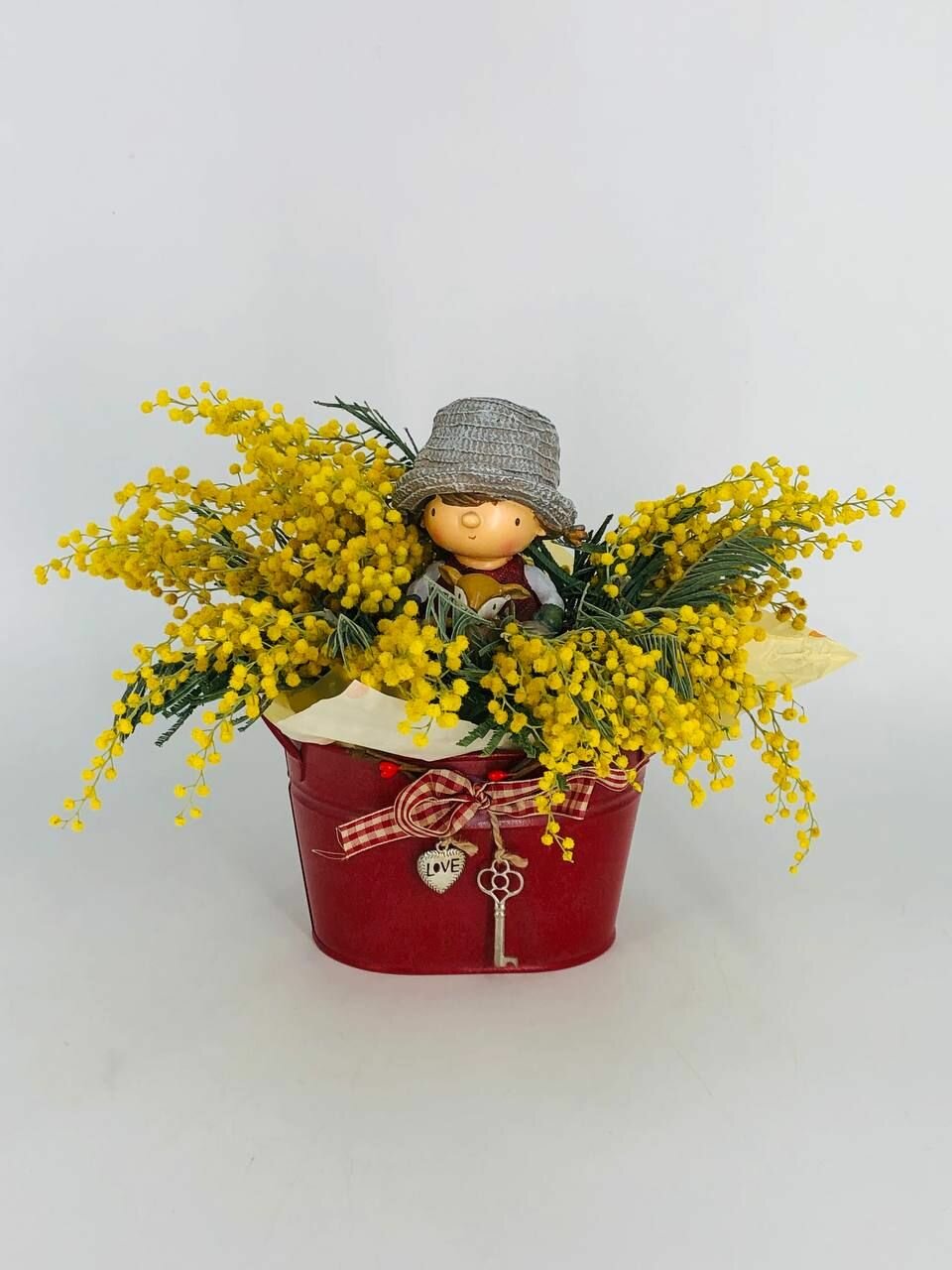 Букет мимозы в жестяном ведерке с гномом